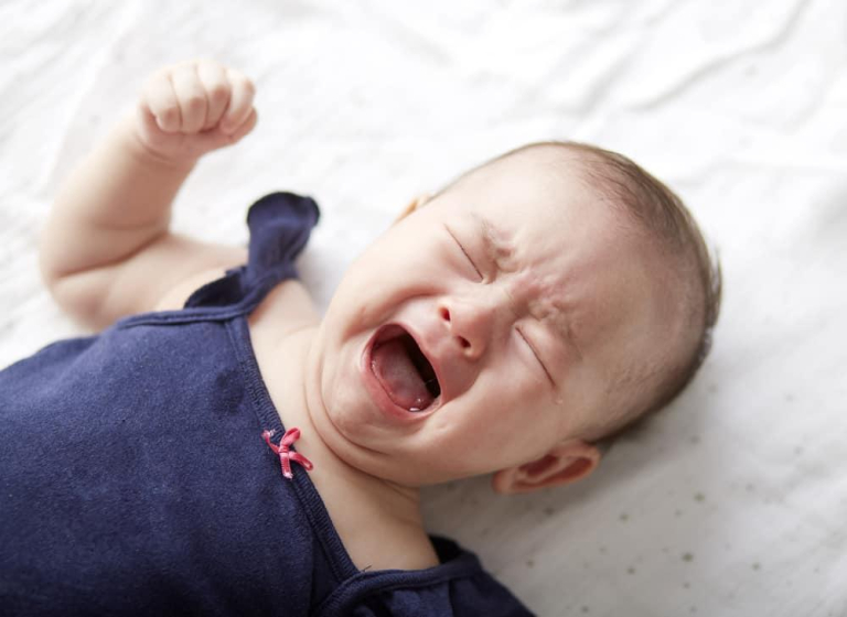 Cách dỗ trẻ khóc đêm: 7 tuyệt chiêu xoa dịu cơn quấy khóc của bé
