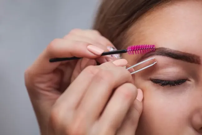 Mụn ở chân mày: Nguyên nhân và cách điều trị • Hello Bacsi