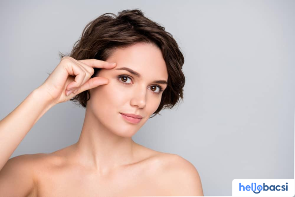 Mụn ở chân mày: Nguyên nhân và cách điều trị • Hello Bacsi