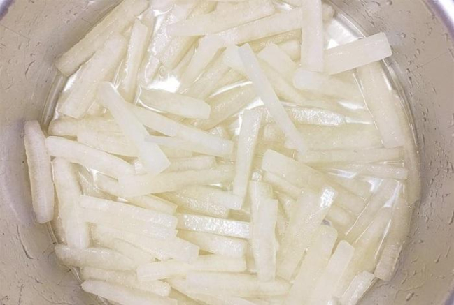 Cách làm mứt bí đao thanh mát, giòn ngon đãi khách
