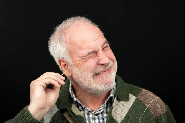 Ráy tai màu đen có nguy hiểm không? Nguyên nhân và cách khắc phục