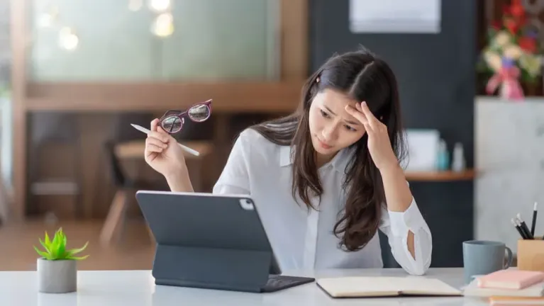 Overthinking là gì? Cách thoát khỏi tình trạng này • Hello Bacsi