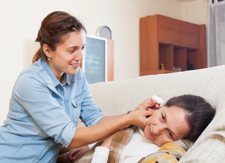 Cách lấy ráy tai khô cứng an toàn và hiệu quả • Hello Bacsi